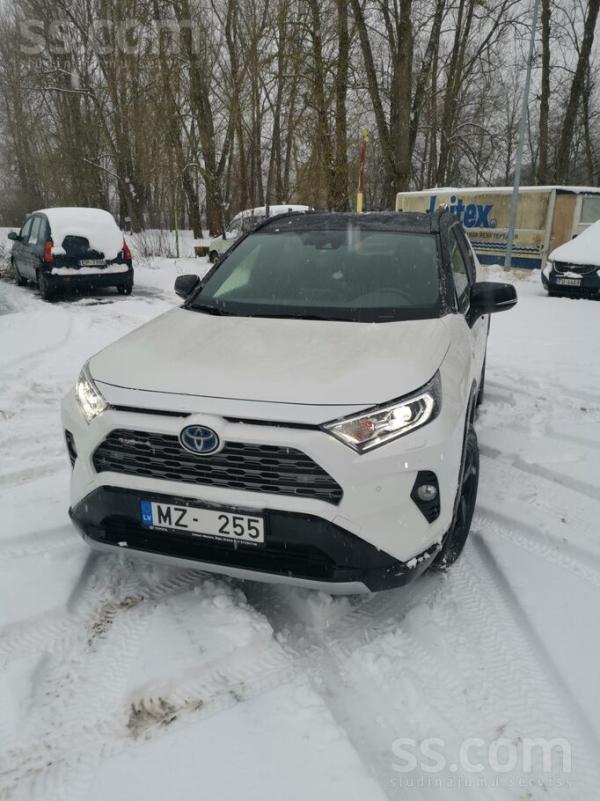 White Toyota RAV4 2021 in Riga, with an engine capacity of 2.50 L and mileage of 0 thousand km for 31500 €, photo 1 on AUTOMOTO.COM.LV
