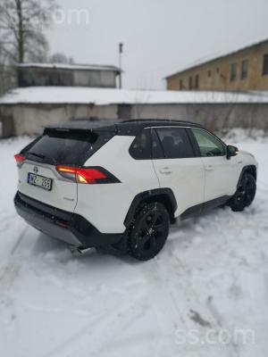 White Toyota RAV4 2021 in Riga, with an engine capacity of 2.50 L and mileage of 0 thousand km for 31500 €, photo 3 on AUTOMOTO.COM.LV
