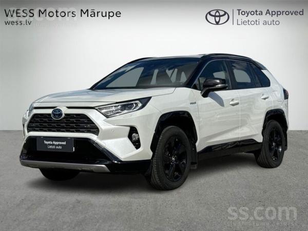 White Toyota RAV4 2021 in Riga, with an engine capacity of 2.50 L and mileage of 96 thousand km for 26990 €, photo 1 on AUTOMOTO.COM.LV