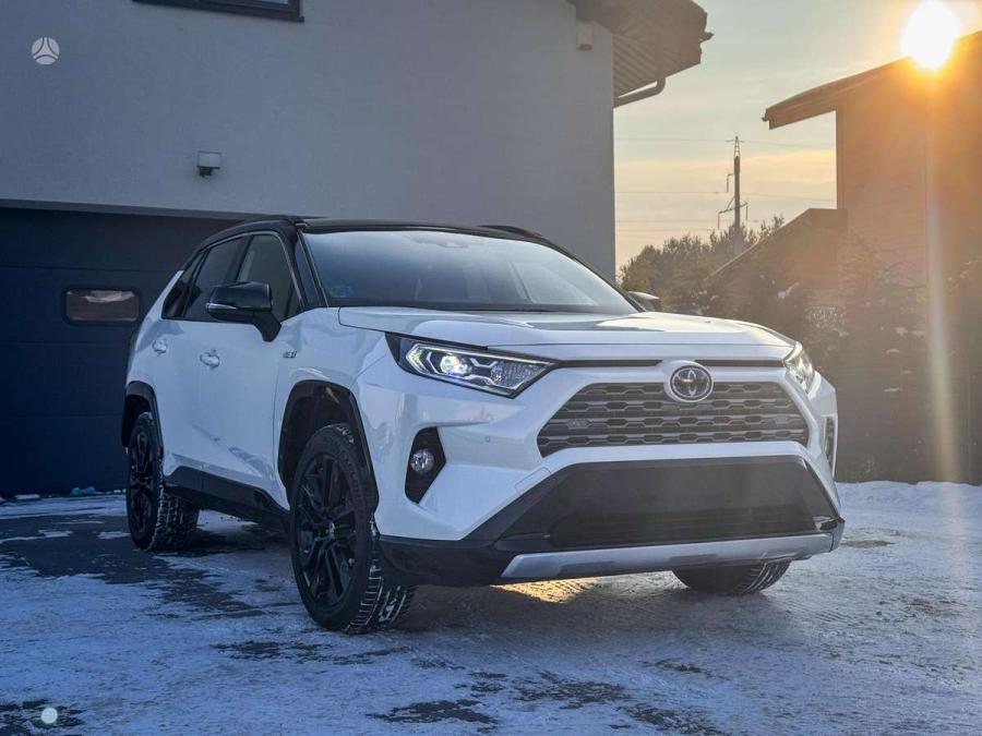 White Toyota RAV4 2021 in Kaunas, with an engine capacity of 2.50 L and mileage of 44 thousand km for 25800 €, photo 1 on AUTOMOTO.COM.LV