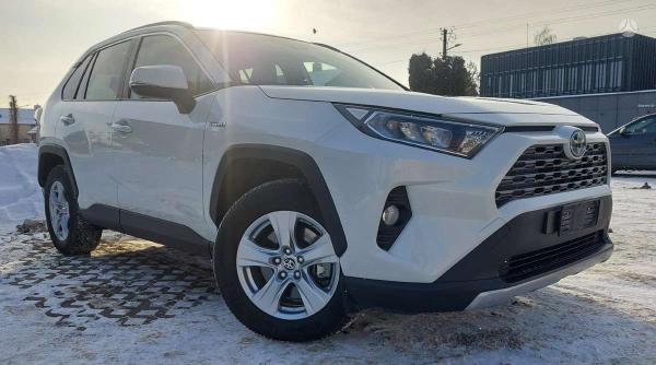White Toyota RAV4 2021 in Kaunas, with an engine capacity of 2.49 L and mileage of 65 thousand km for 26400 €, photo 1 on AUTOMOTO.COM.LV