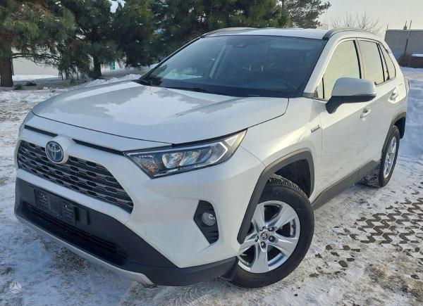 White Toyota RAV4 2021 in Kaunas, with an engine capacity of 2.49 L and mileage of 65 thousand km for 26400 €, photo 3 on AUTOMOTO.COM.LV