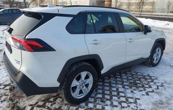 White Toyota RAV4 2021 in Kaunas, with an engine capacity of 2.49 L and mileage of 65 thousand km for 26400 €, photo 6 on AUTOMOTO.COM.LV