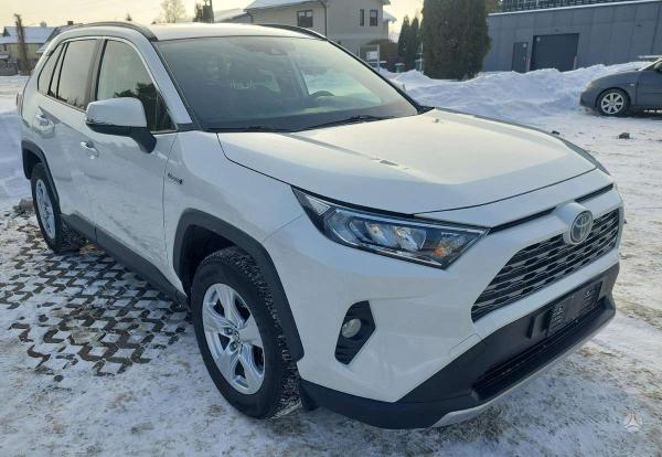 White Toyota RAV4 2021 in Kaunas, with an engine capacity of 2.49 L and mileage of 65 thousand km for 26400 €, photo 8 on AUTOMOTO.COM.LV
