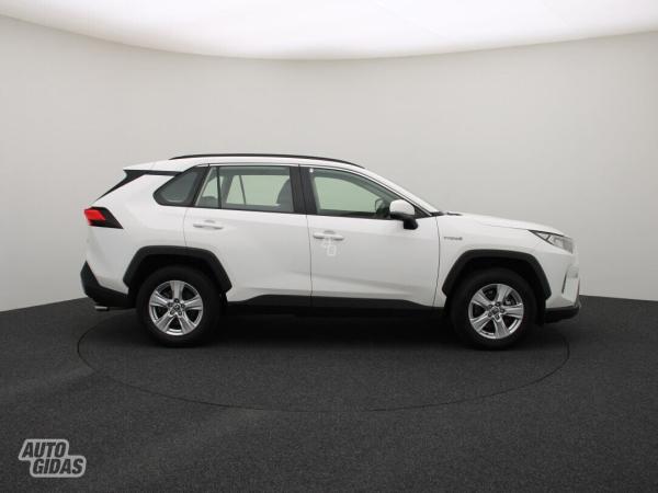 White Toyota RAV4 2021 in Vilnius, with an engine capacity of 2.50 L and mileage of 178 thousand km for 24299 €, photo 9 on AUTOMOTO.COM.LV
