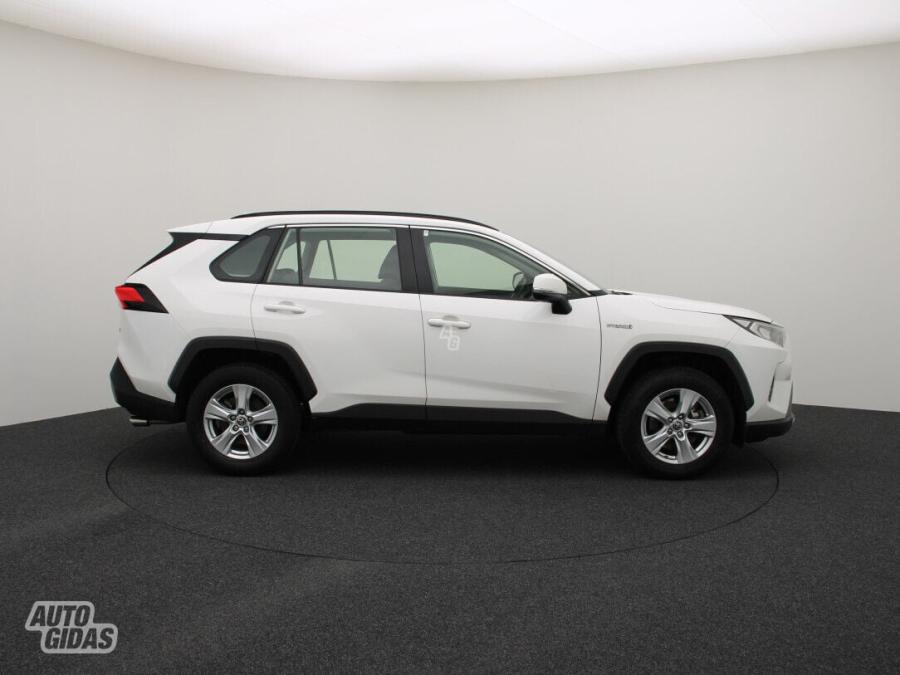 White Toyota RAV4 2021 in Vilnius, with an engine capacity of 2.50 L and mileage of 178 thousand km for 24299 €, photo 9 on AUTOMOTO.COM.LV