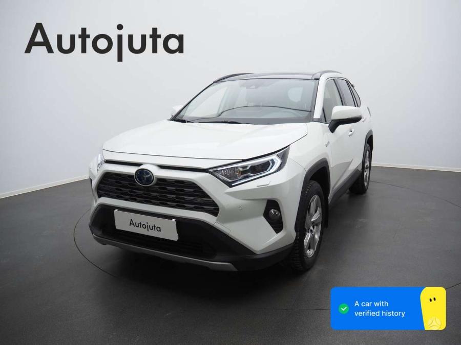 White Toyota RAV4 2021 in Vilnius, with an engine capacity of 2.49 L and mileage of 132 thousand km for 31800 €, photo 1 on AUTOMOTO.COM.LV