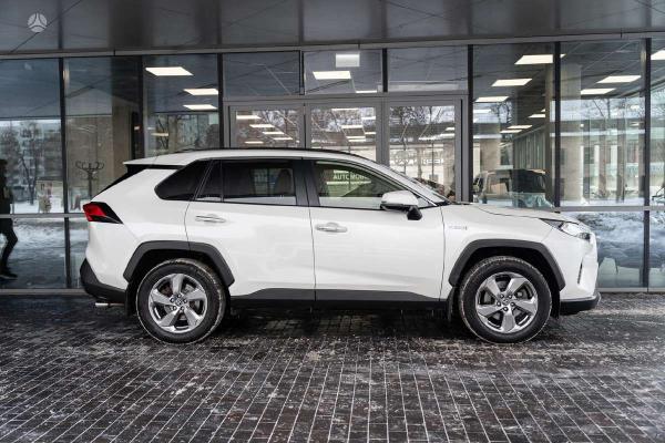 White Toyota RAV4 2021 in Vilnius, with an engine capacity of 2.49 L and mileage of 125 thousand km for 27900 €, photo 3 on AUTOMOTO.COM.LV