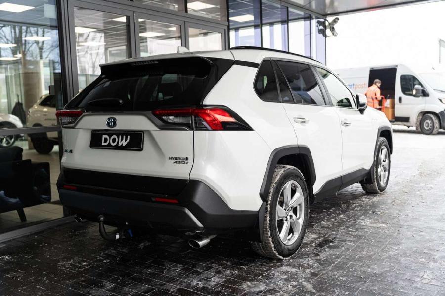 White Toyota RAV4 2021 in Vilnius, with an engine capacity of 2.49 L and mileage of 125 thousand km for 27900 €, photo 7 on AUTOMOTO.COM.LV