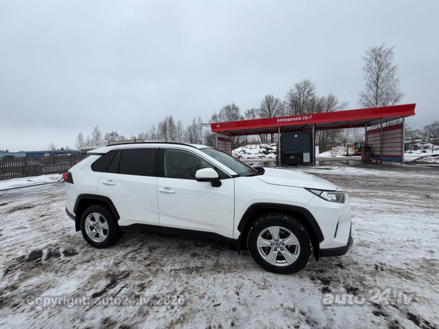 White Toyota RAV4 2021 in Tallinn, with an engine capacity of 2.00 L and mileage of 46 thousand km for 27500 €, photo 3 on AUTOMOTO.COM.LV