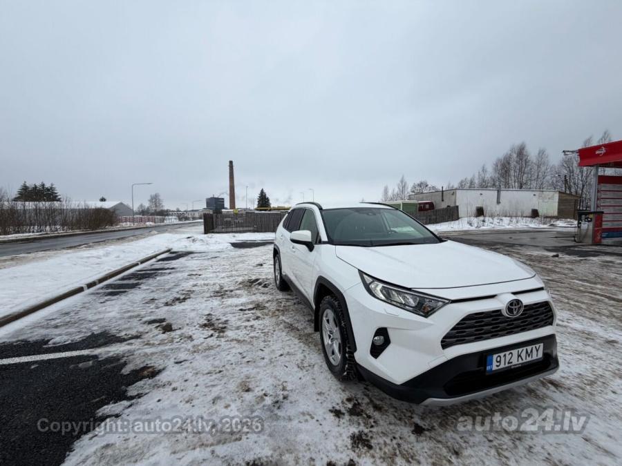 White Toyota RAV4 2021 in Tallinn, with an engine capacity of 2.00 L and mileage of 46 thousand km for 27500 €, photo 4 on AUTOMOTO.COM.LV