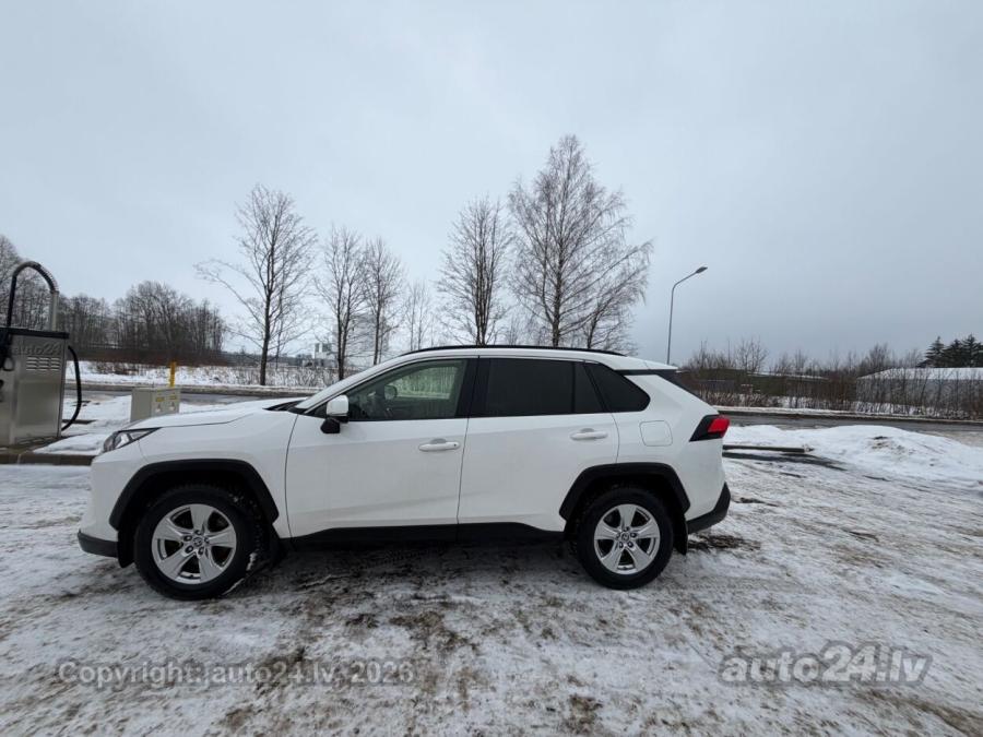 White Toyota RAV4 2021 in Tallinn, with an engine capacity of 2.00 L and mileage of 46 thousand km for 27500 €, photo 5 on AUTOMOTO.COM.LV