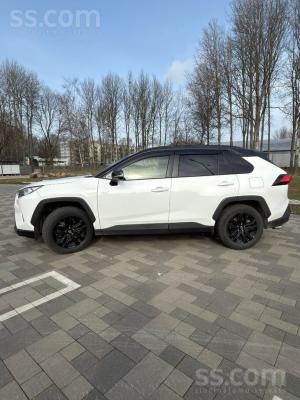 White Toyota RAV4 2021 in Riga, with an engine capacity of 2.50 L and mileage of 250 thousand km for 25000 €, photo 2 on AUTOMOTO.COM.LV