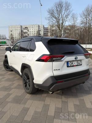 White Toyota RAV4 2021 in Riga, with an engine capacity of 2.50 L and mileage of 250 thousand km for 25000 €, photo 4 on AUTOMOTO.COM.LV