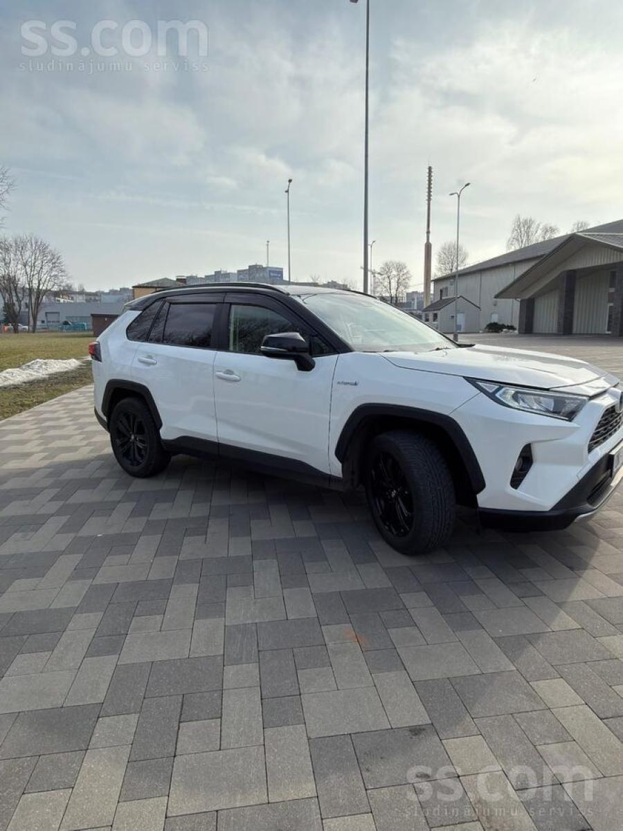 White Toyota RAV4 2021 in Riga, with an engine capacity of 2.50 L and mileage of 250 thousand km for 25000 €, photo 5 on AUTOMOTO.COM.LV