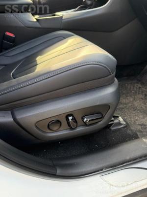 White Toyota RAV4 2021 in Riga, with an engine capacity of 2.50 L and mileage of 250 thousand km for 25000 €, photo 14 on AUTOMOTO.COM.LV