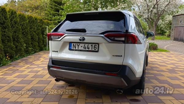 Balts Toyota RAV4 2021 Rīga, ar dzinēja tilpumu 2.50 L un nobraukumu 98 tūkst. km par 28500 €, foto 3 vietnē AUTOMOTO.COM.LV