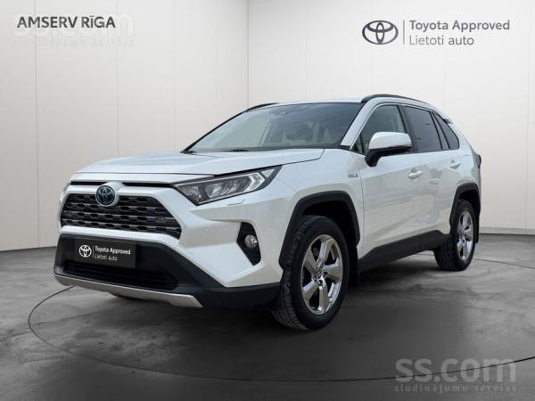 White Toyota RAV4 2021 in Riga, with an engine capacity of 2.50 L and mileage of 77 thousand km for 28900 €, photo 1 on AUTOMOTO.COM.LV