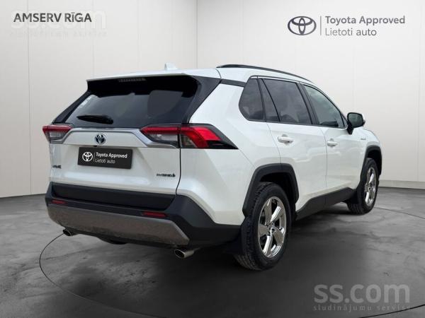 White Toyota RAV4 2021 in Riga, with an engine capacity of 2.50 L and mileage of 77 thousand km for 28900 €, photo 2 on AUTOMOTO.COM.LV