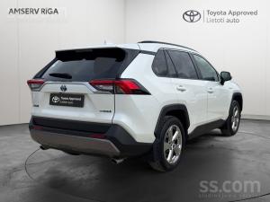 White Toyota RAV4 2021 in Riga, with an engine capacity of 2.50 L and mileage of 77 thousand km for 28900 €, photo 3 on AUTOMOTO.COM.LV