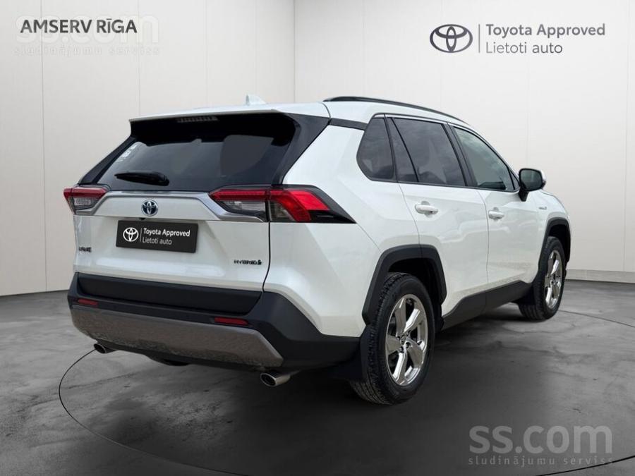 White Toyota RAV4 2021 in Riga, with an engine capacity of 2.50 L and mileage of 77 thousand km for 28900 €, photo 3 on AUTOMOTO.COM.LV