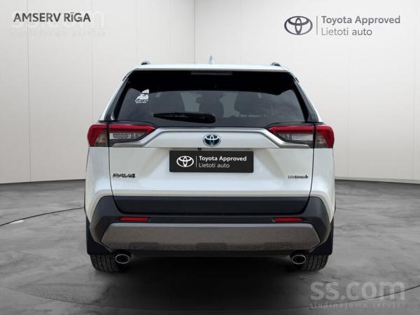 White Toyota RAV4 2021 in Riga, with an engine capacity of 2.50 L and mileage of 77 thousand km for 28900 €, photo 4 on AUTOMOTO.COM.LV