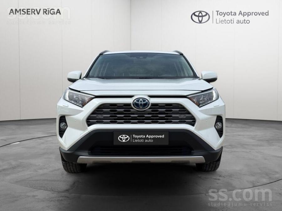 White Toyota RAV4 2021 in Riga, with an engine capacity of 2.50 L and mileage of 77 thousand km for 28900 €, photo 6 on AUTOMOTO.COM.LV