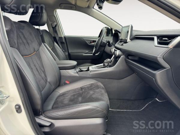 White Toyota RAV4 2021 in Riga, with an engine capacity of 2.50 L and mileage of 77 thousand km for 28900 €, photo 6 on AUTOMOTO.COM.LV