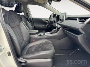 White Toyota RAV4 2021 in Riga, with an engine capacity of 2.50 L and mileage of 77 thousand km for 28900 €, photo 7 on AUTOMOTO.COM.LV