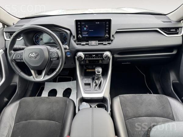 White Toyota RAV4 2021 in Riga, with an engine capacity of 2.50 L and mileage of 77 thousand km for 28900 €, photo 8 on AUTOMOTO.COM.LV