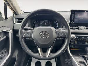 White Toyota RAV4 2021 in Riga, with an engine capacity of 2.50 L and mileage of 77 thousand km for 28900 €, photo 10 on AUTOMOTO.COM.LV