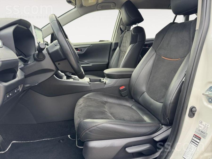 White Toyota RAV4 2021 in Riga, with an engine capacity of 2.50 L and mileage of 77 thousand km for 28900 €, photo 12 on AUTOMOTO.COM.LV