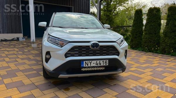 Balts Toyota RAV4 2021 Rīga, ar dzinēja tilpumu 2.50 L un nobraukumu 98 tūkst. km par 28500 €, foto 2 vietnē AUTOMOTO.COM.LV