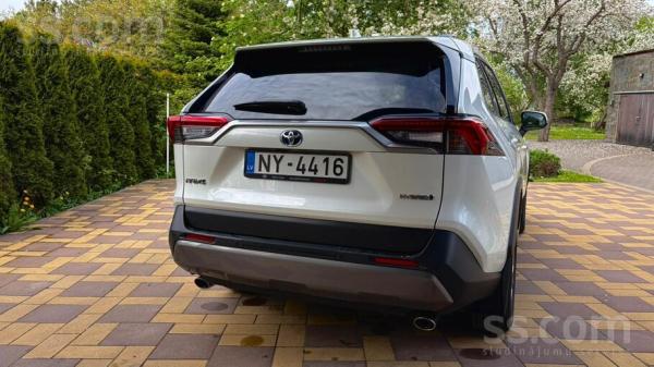 Balts Toyota RAV4 2021 Rīga, ar dzinēja tilpumu 2.50 L un nobraukumu 98 tūkst. km par 28500 €, foto 3 vietnē AUTOMOTO.COM.LV