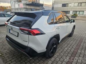 Balts Toyota RAV4 2021 Rīga, ar dzinēja tilpumu 2.50 L un nobraukumu 79 tūkst. km par 28800 €, foto 4 vietnē AUTOMOTO.COM.LV