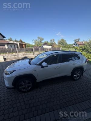 White Toyota RAV4 2021 in Riga, with an engine capacity of 2.50 L and mileage of 53 thousand km for 30000 €, photo  on AUTOMOTO.COM.LV