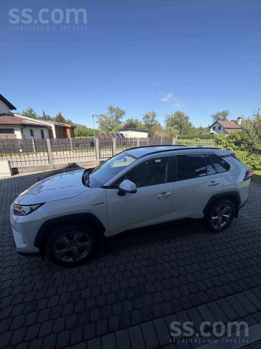 White Toyota RAV4 2021 in Riga, with an engine capacity of 2.50 L and mileage of 53 thousand km for 30000 €, photo 1 on AUTOMOTO.COM.LV