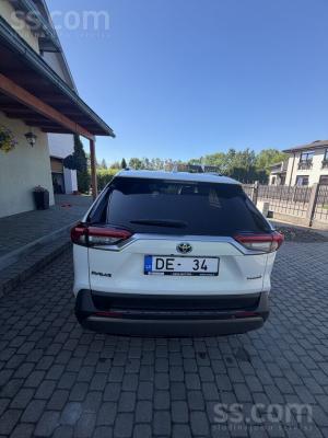 White Toyota RAV4 2021 in Riga, with an engine capacity of 2.50 L and mileage of 53 thousand km for 30000 €, photo 3 on AUTOMOTO.COM.LV
