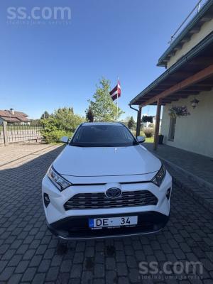 White Toyota RAV4 2021 in Riga, with an engine capacity of 2.50 L and mileage of 53 thousand km for 30000 €, photo 4 on AUTOMOTO.COM.LV