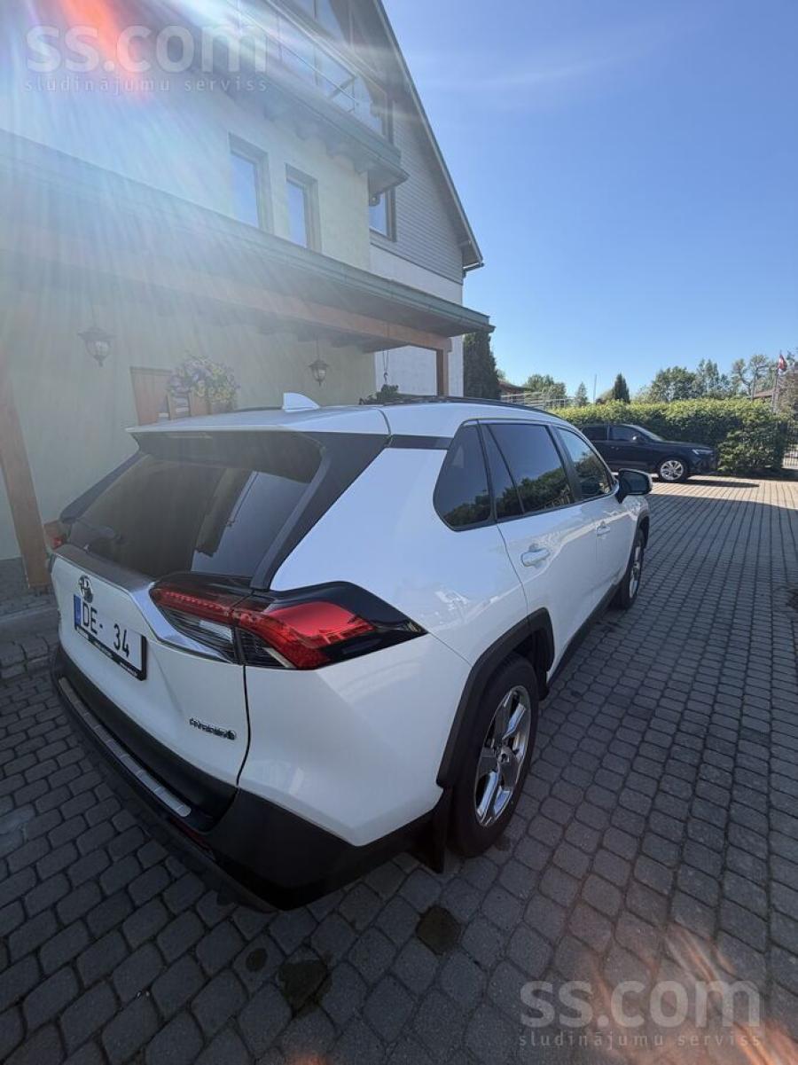 White Toyota RAV4 2021 in Riga, with an engine capacity of 2.50 L and mileage of 53 thousand km for 30000 €, photo 5 on AUTOMOTO.COM.LV