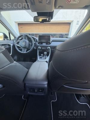 White Toyota RAV4 2021 in Riga, with an engine capacity of 2.50 L and mileage of 53 thousand km for 30000 €, photo 9 on AUTOMOTO.COM.LV