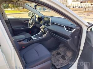 Balts Toyota RAV4 2021 Jelgava, ar dzinēja tilpumu 2.50 L un nobraukumu 41 tūkst. km par 32500 €, foto 4 vietnē AUTOMOTO.COM.LV