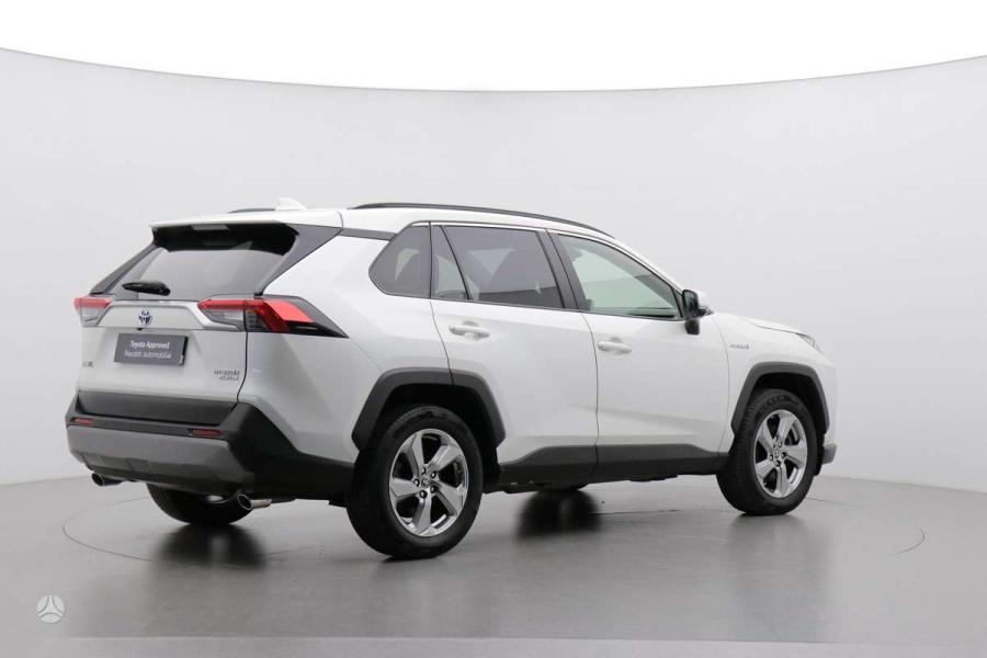 White Toyota RAV4 2021 in Vilnius, with an engine capacity of 2.49 L and mileage of 148 thousand km for 29990 €, photo 4 on AUTOMOTO.COM.LV
