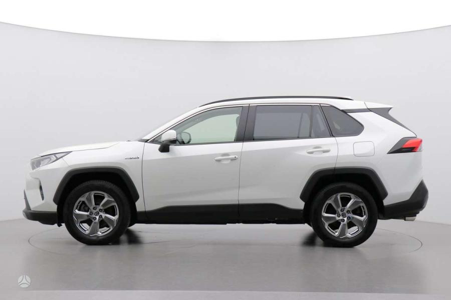 White Toyota RAV4 2021 in Vilnius, with an engine capacity of 2.49 L and mileage of 148 thousand km for 29990 €, photo 5 on AUTOMOTO.COM.LV