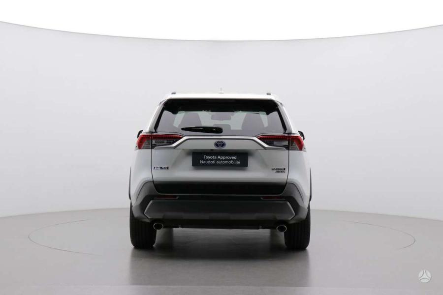 White Toyota RAV4 2021 in Vilnius, with an engine capacity of 2.49 L and mileage of 148 thousand km for 29990 €, photo 6 on AUTOMOTO.COM.LV