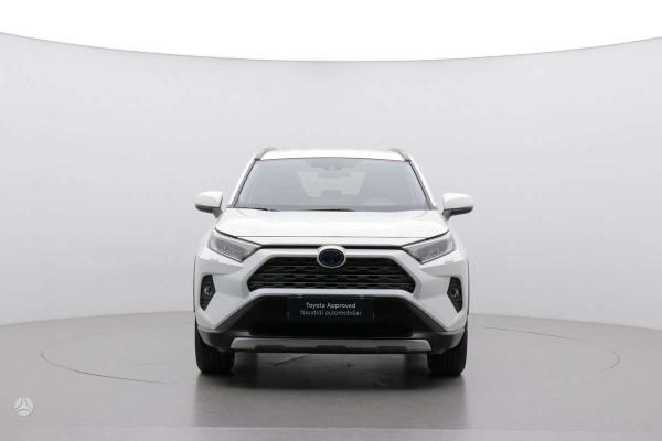 White Toyota RAV4 2021 in Vilnius, with an engine capacity of 2.49 L and mileage of 148 thousand km for 29990 €, photo 6 on AUTOMOTO.COM.LV