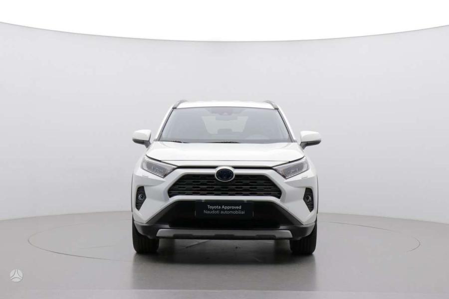 White Toyota RAV4 2021 in Vilnius, with an engine capacity of 2.49 L and mileage of 148 thousand km for 29990 €, photo 7 on AUTOMOTO.COM.LV