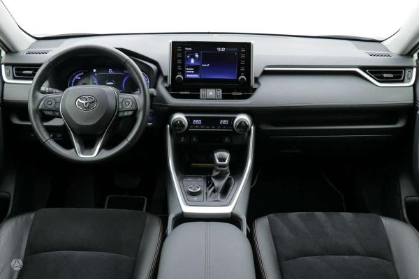 White Toyota RAV4 2021 in Vilnius, with an engine capacity of 2.49 L and mileage of 148 thousand km for 29990 €, photo 7 on AUTOMOTO.COM.LV