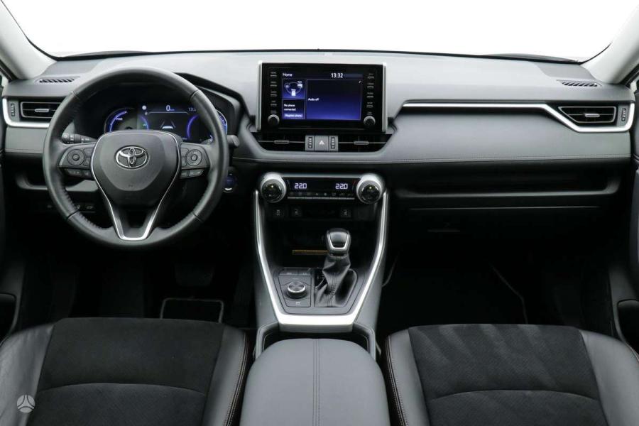 White Toyota RAV4 2021 in Vilnius, with an engine capacity of 2.49 L and mileage of 148 thousand km for 29990 €, photo 8 on AUTOMOTO.COM.LV