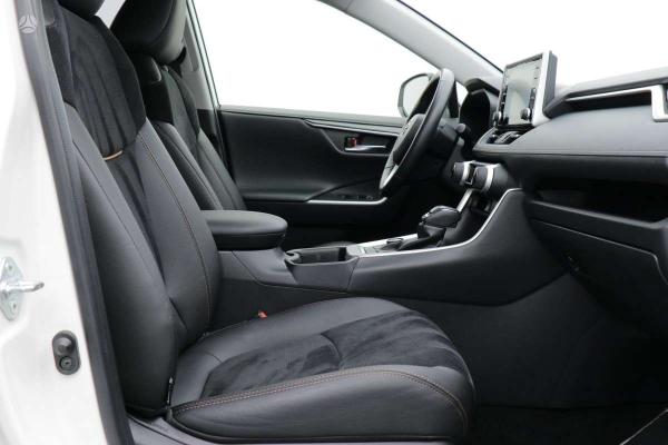 White Toyota RAV4 2021 in Vilnius, with an engine capacity of 2.49 L and mileage of 148 thousand km for 29990 €, photo 9 on AUTOMOTO.COM.LV